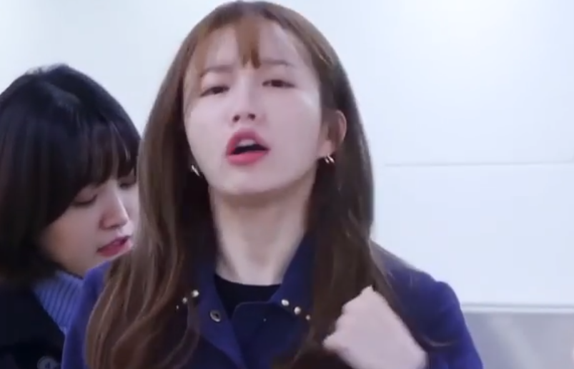 EXID’s Hani apologizing for not being able to take a fan gift is the ...